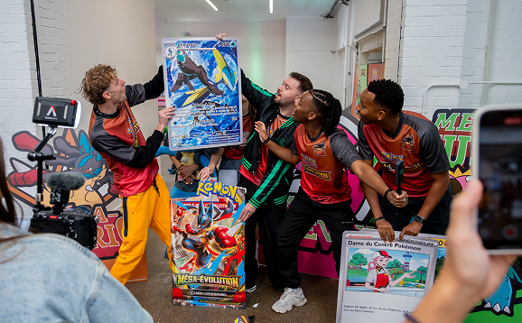 Evento de lanzamiento de Megaevolución: enormes cartas de JCC Pokémon y ...